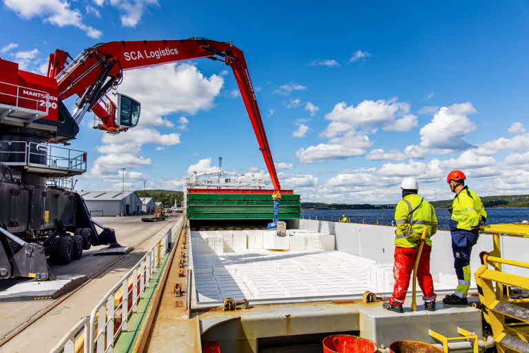 Our services Marine- and land transportation